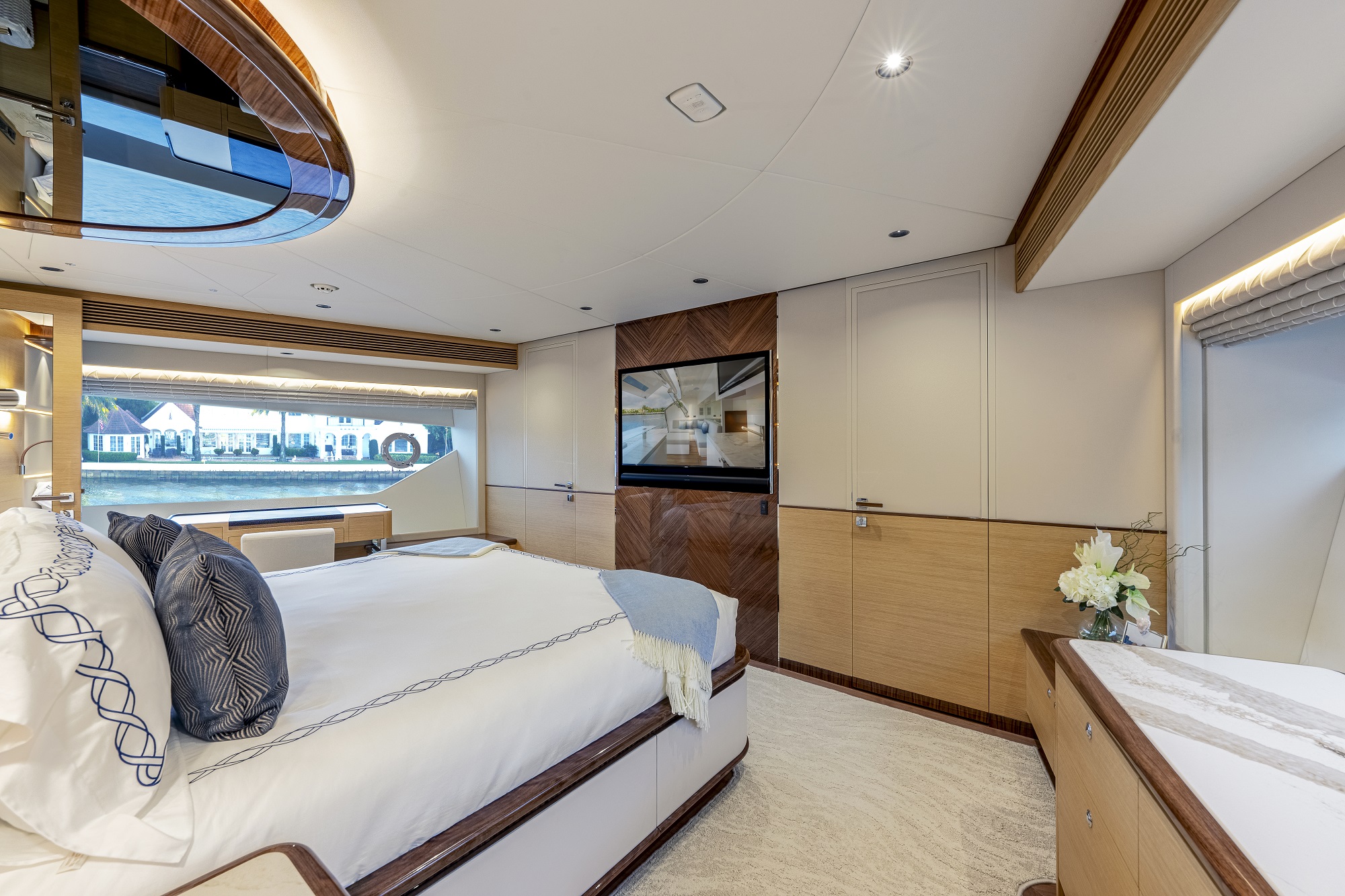 Yacht CROWNED EAGLE, Horizon Yachts | CHARTERWORLD Luxury Superyacht ...